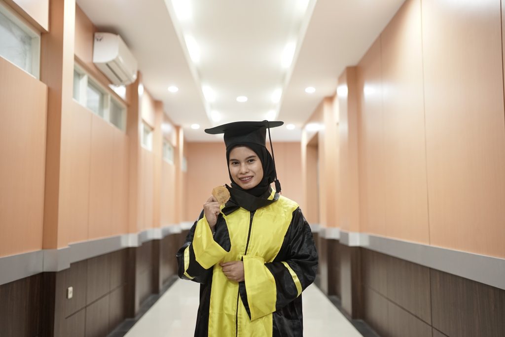 Inspratif! Ini Kisah Wisudawan Berprestasi Tekuni Jurusannya