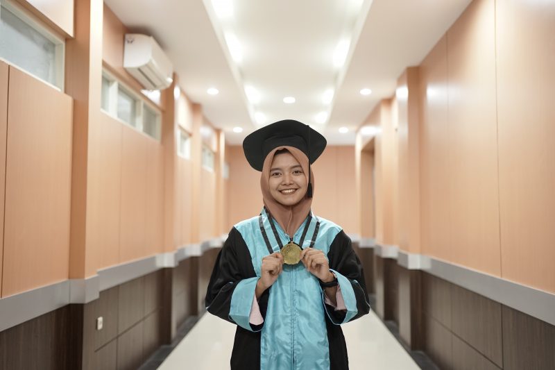 Sukses Jadi Wisudawan Berprestasi Lewat Karya
