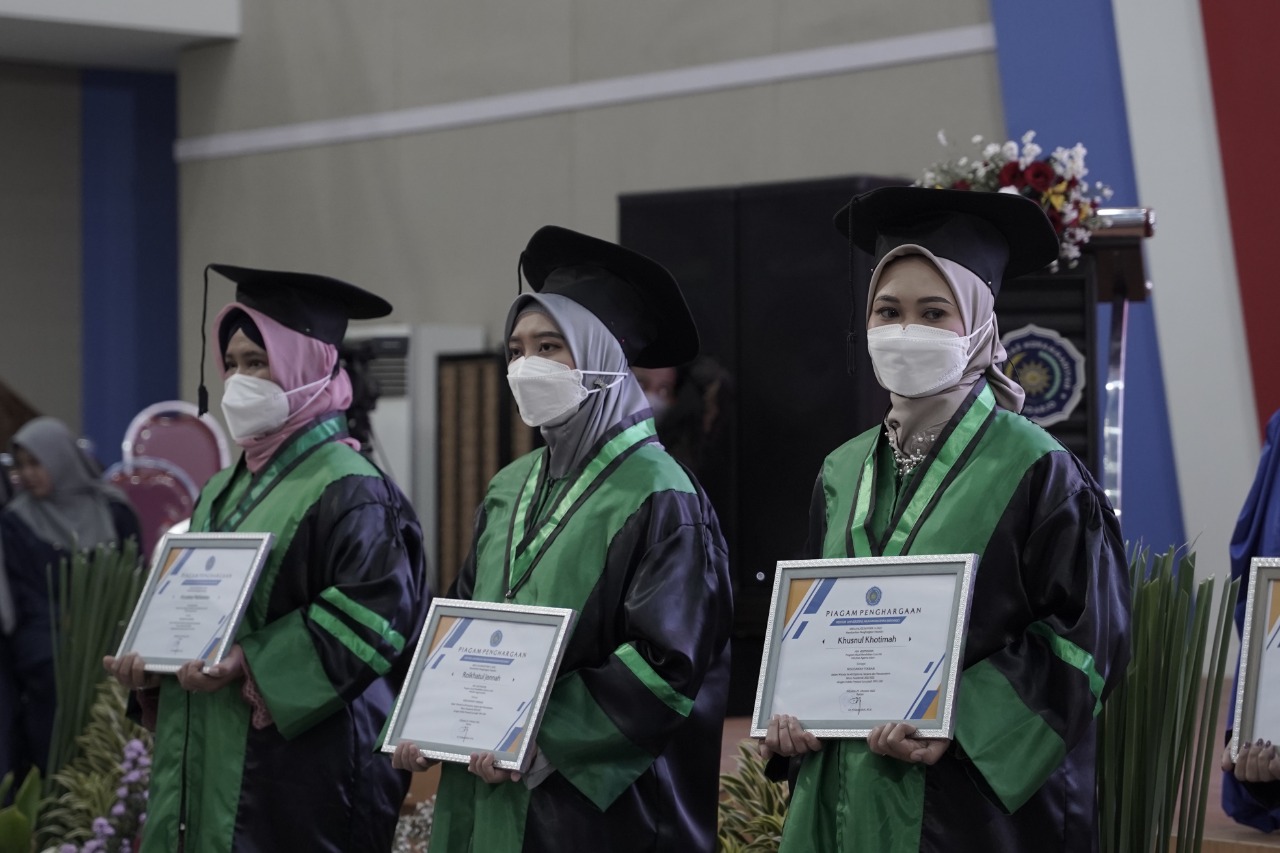 Lima Bank Berikan Apresiasi Ke 39 wisudawan Terbaik dan Berprestasi Umsida