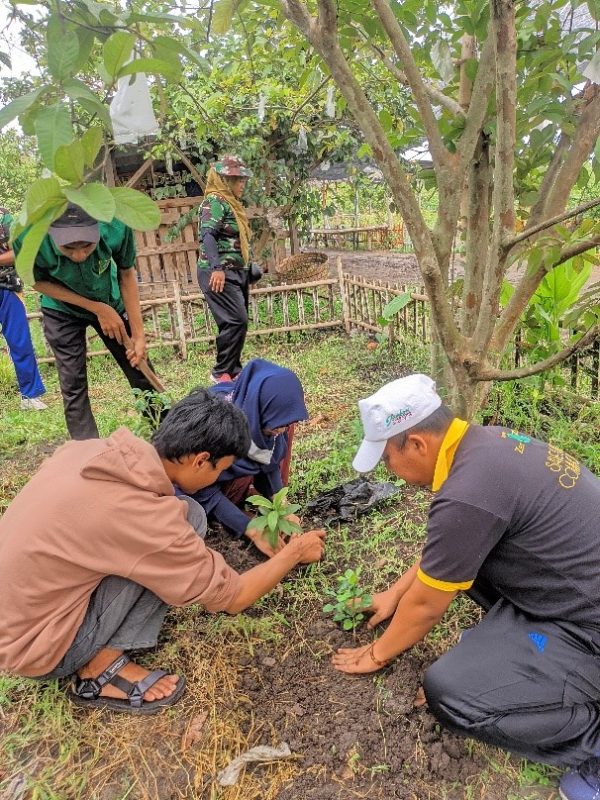 Umsida Mengabdi Kebaron, Ikuti Senam dan Penanaman Toga