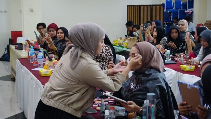Gelar Beauty Class Bekerja Sama Dengan MUA Ternama