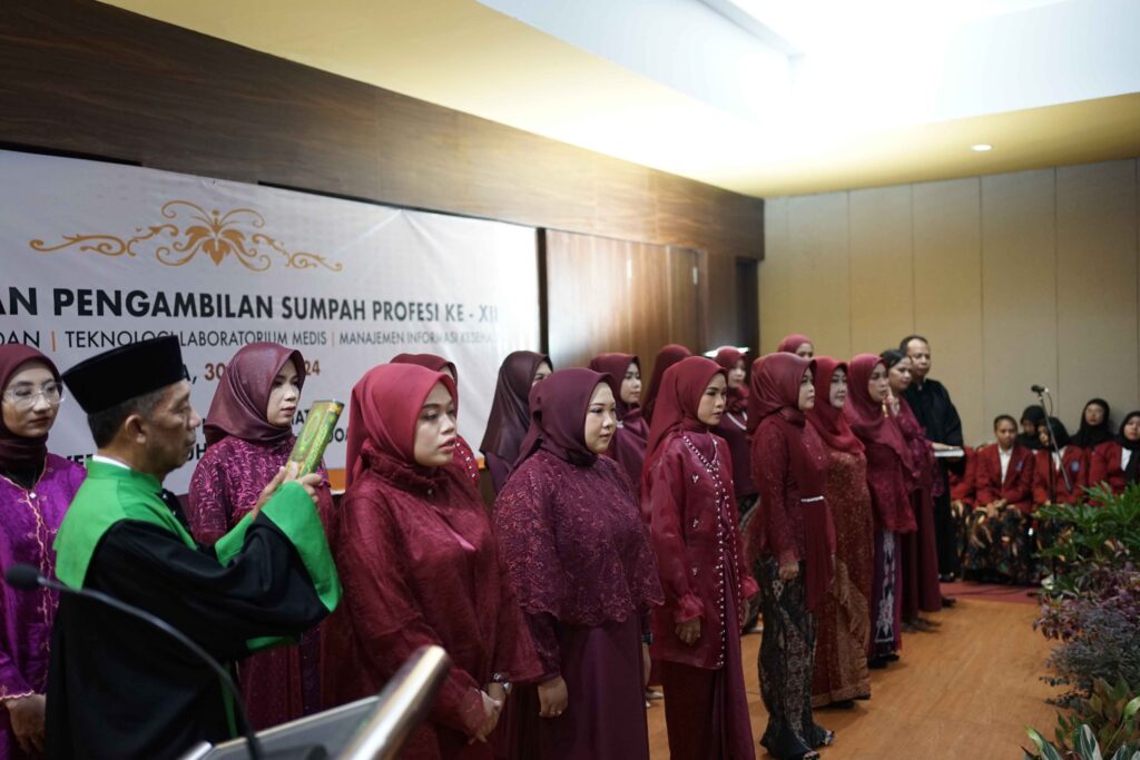 Pelantikan dan Sumpah Profesi ke-XII FIKES Umsida, Lulusan Harus Berkualitas dan Profesional