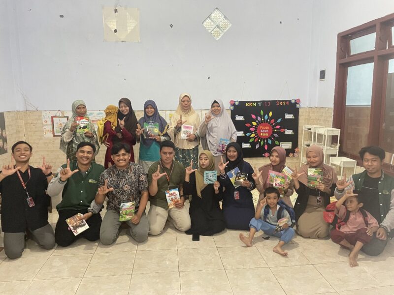 Buat Pojok Baca, KKN-T 13 Umsida dan TPQ Mujahidin Tingkatkan Literasi Anak