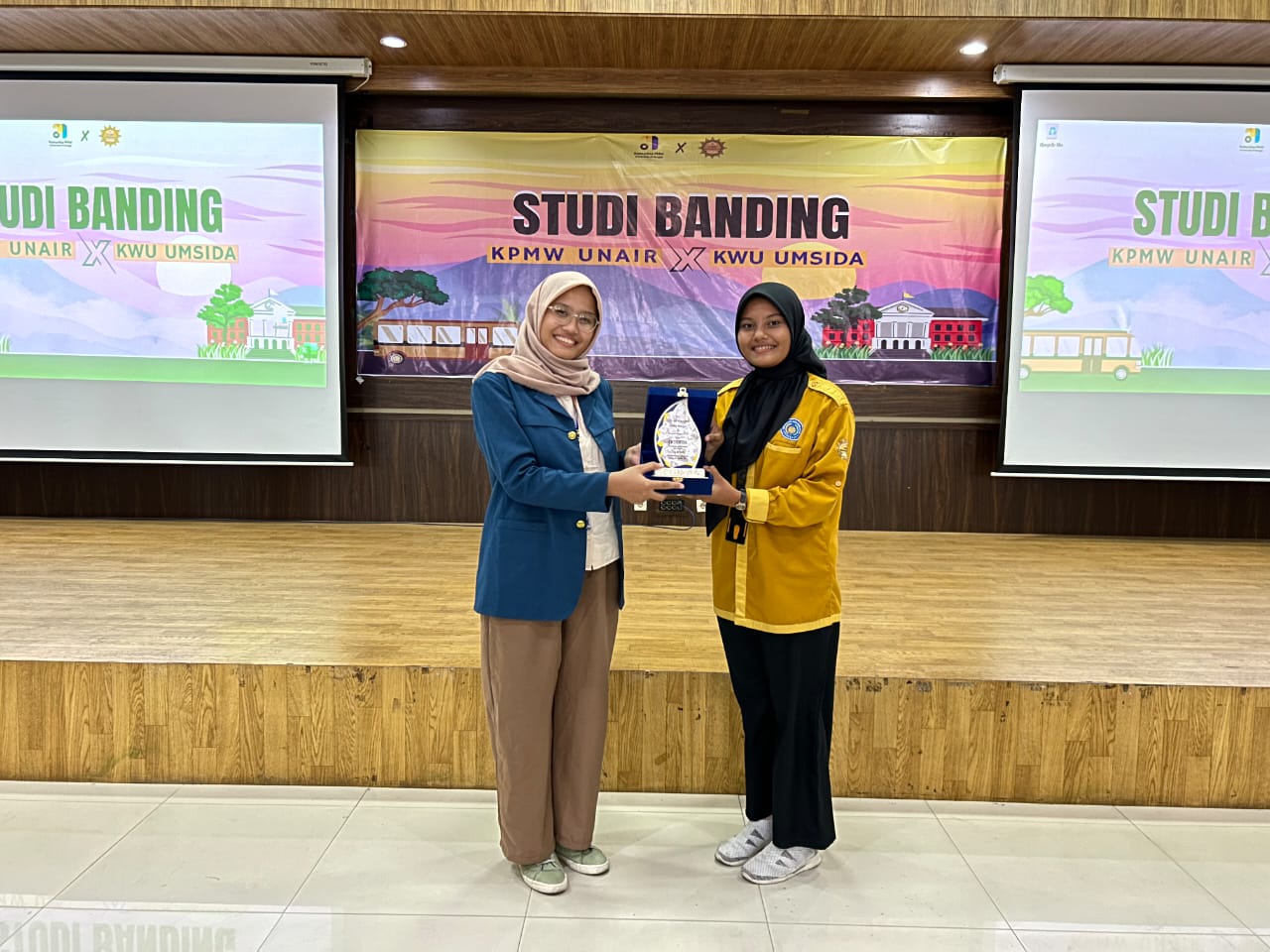 UKM KWU Umsida Studi Banding dengan KPMW Unair, Bahas Wirausahawan Muda