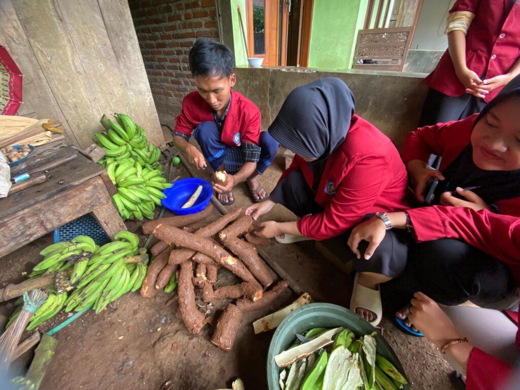 UMKM Desa Gumeng Naik Kelas, KKNP 51 Umsida Rancang Label Kemasan dan ...