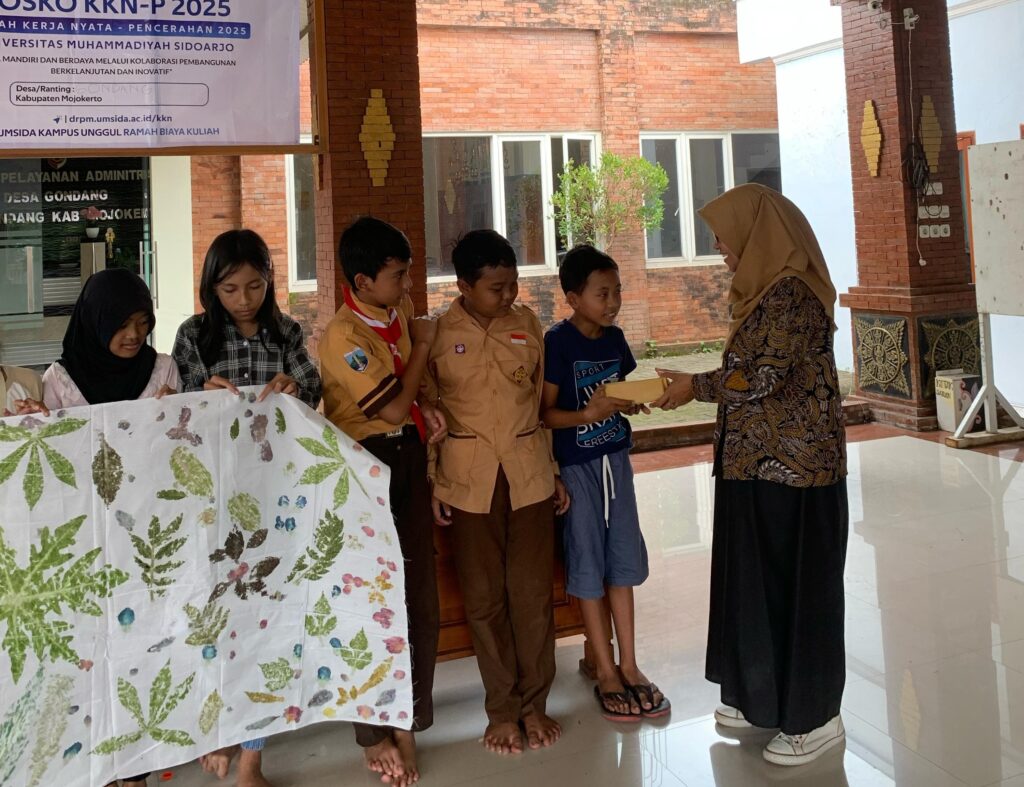 Pelatihan Membatik Ecoprint, Cara KKNP 56 Umsida Kembangkan Kreativitas ...