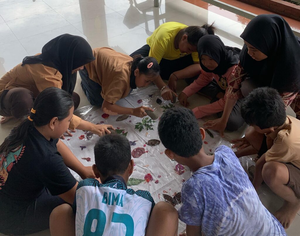 Pelatihan Membatik Ecoprint, Cara KKNP 56 Umsida Kembangkan Kreativitas ...